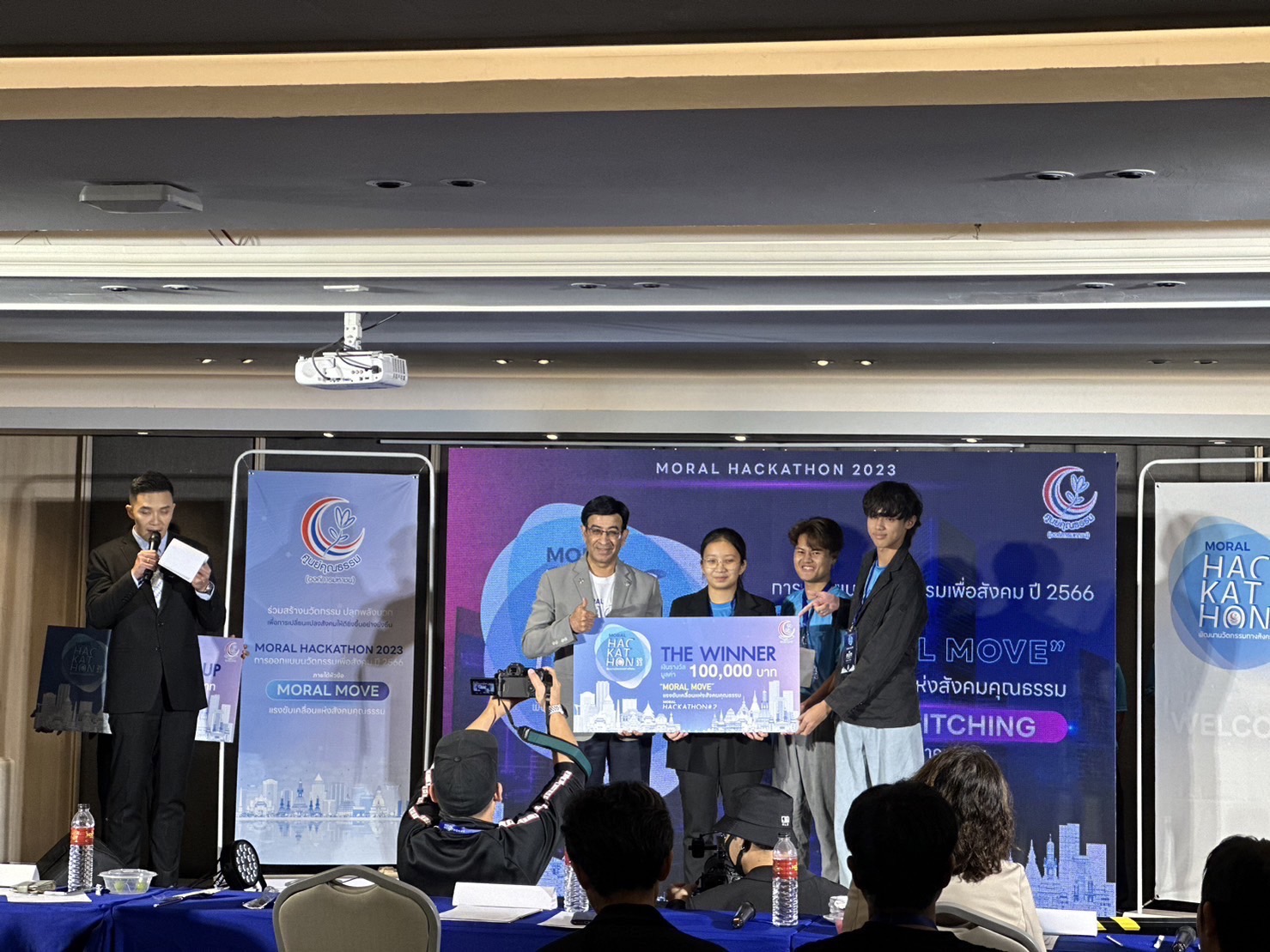 นักศึกษาวิศวกรรมระบบอัตโนมัติ หุ่นยนต์ และปัญญาประดิษฐ์ คว้ารางวัลชนะเลิศการประกวด Moral ...